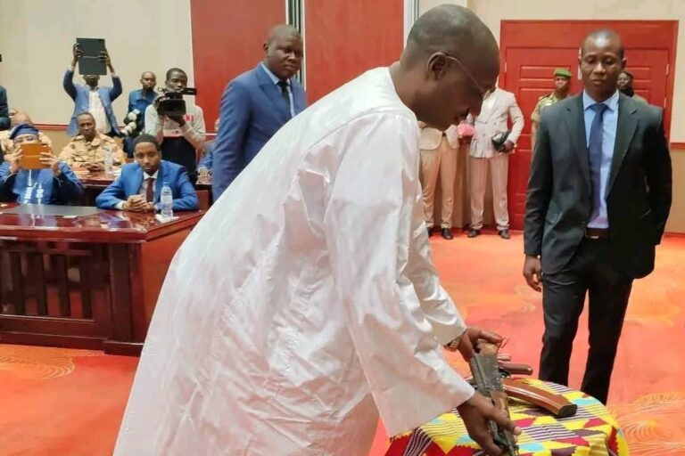 Touadéra salue la dissolution des groupes armés et remercie le Tchad ...